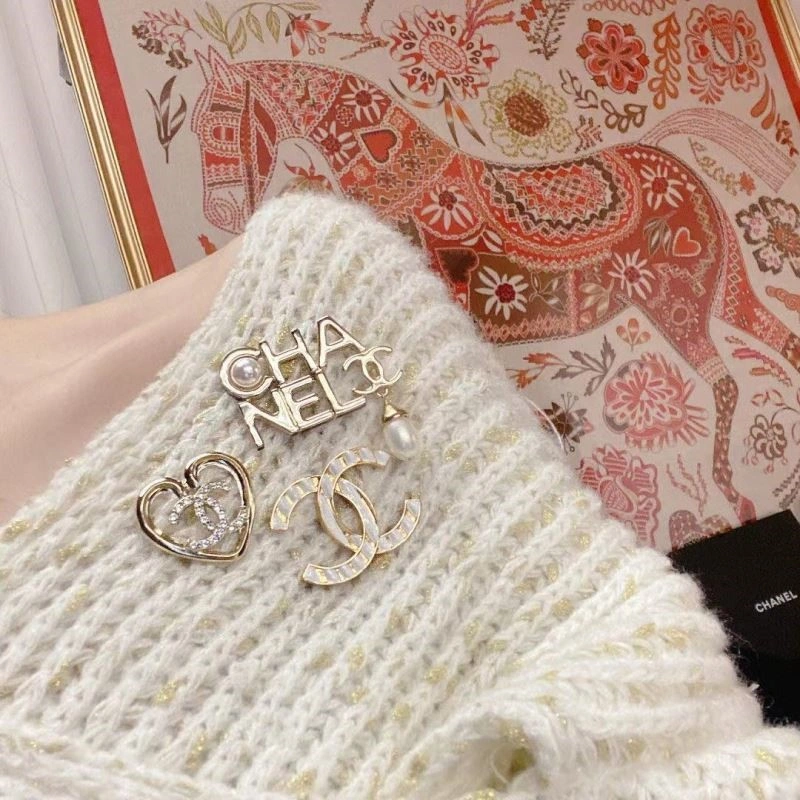 Top match Chanel Brooches