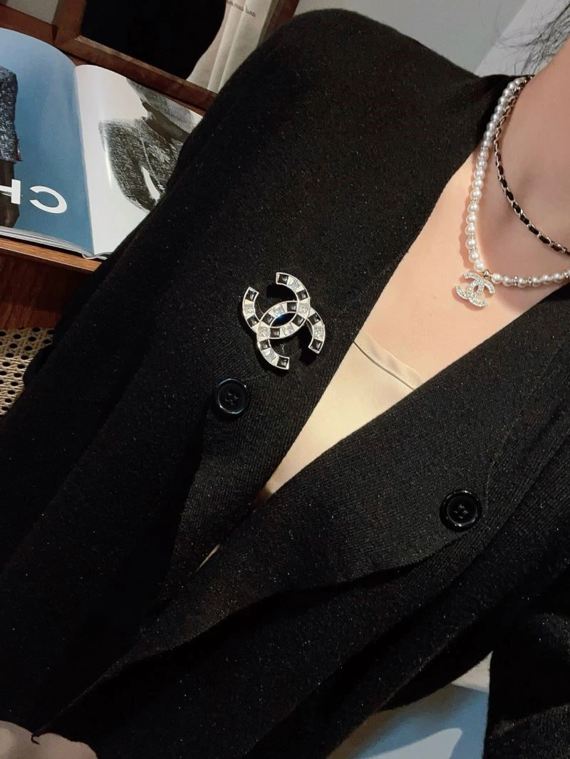 Top match Chanel Brooches