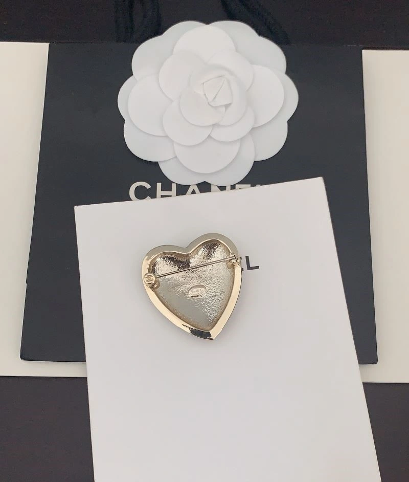 Top mirror Chanel Brooches