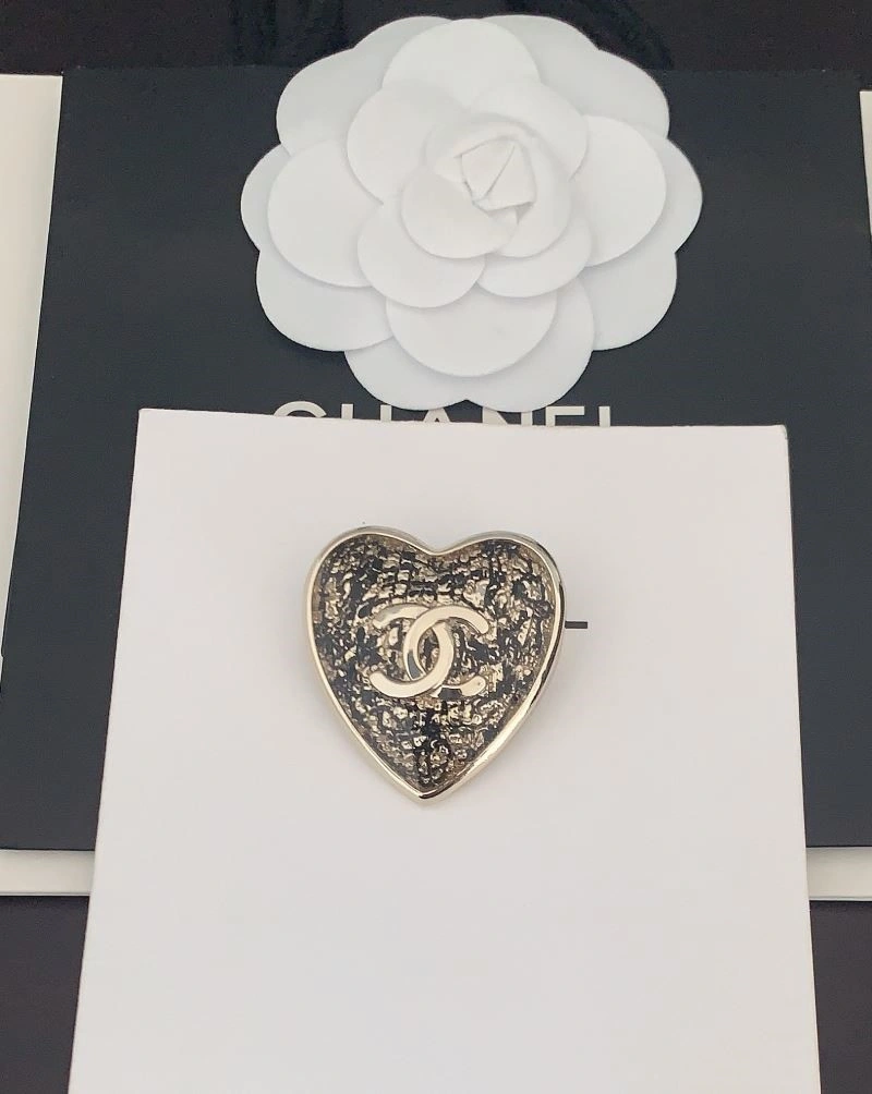 Top mirror Chanel Brooches