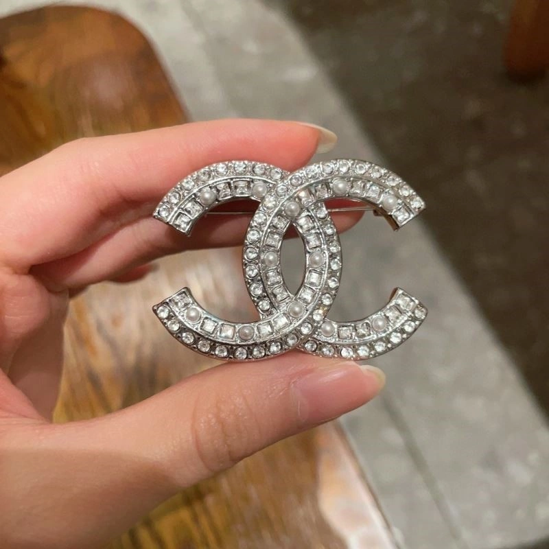 Top match Chanel Brooches