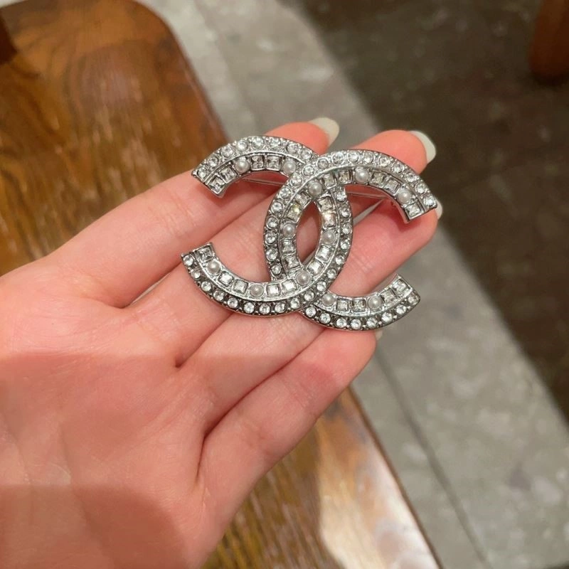 Top match Chanel Brooches