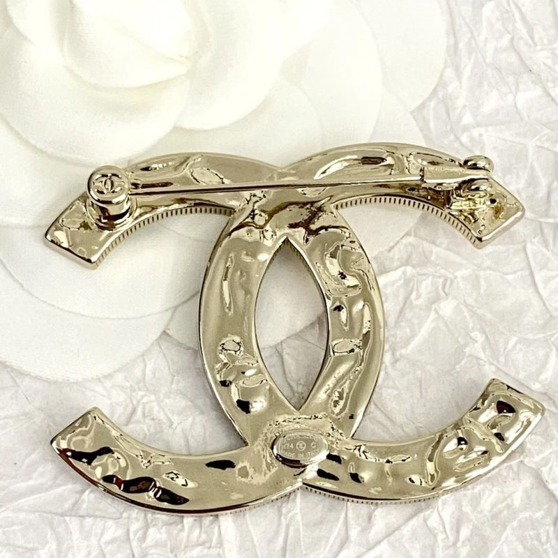 Low-cost Chanel Brooches