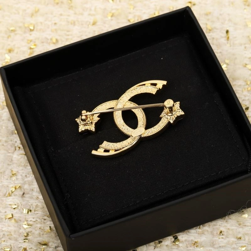 Top mirror Chanel Brooches