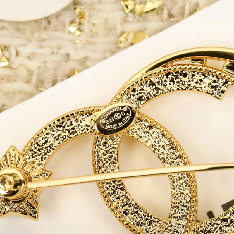Top mirror Chanel Brooches