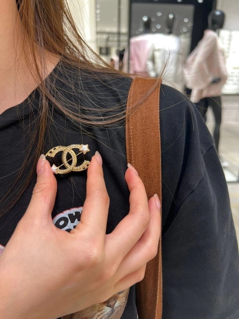Top mirror Chanel Brooches