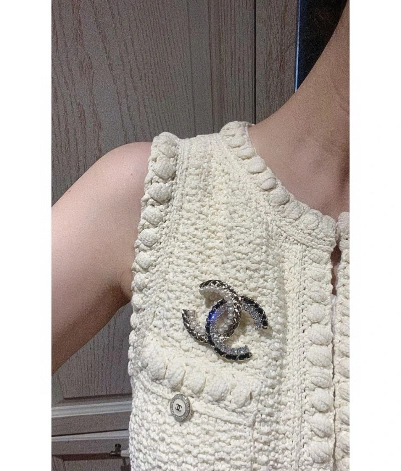 Top match Chanel Brooches