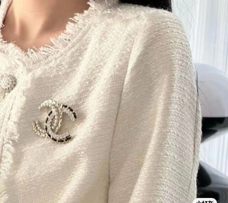 Top match Chanel Brooches