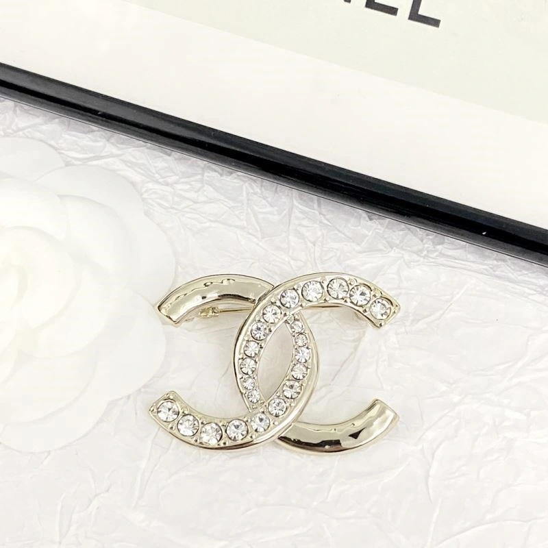 Top mirror Chanel Brooches