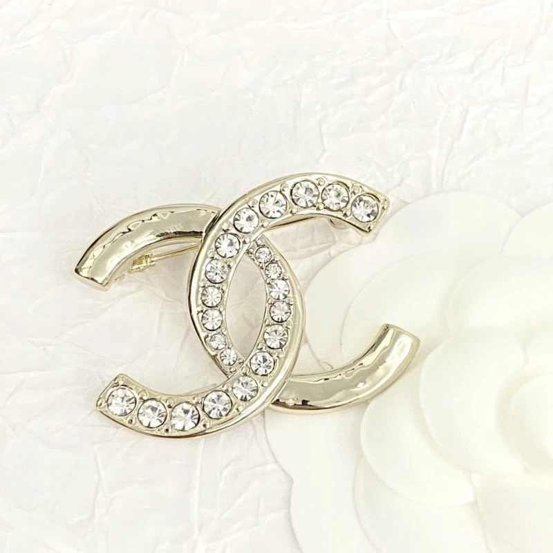 Top mirror Chanel Brooches