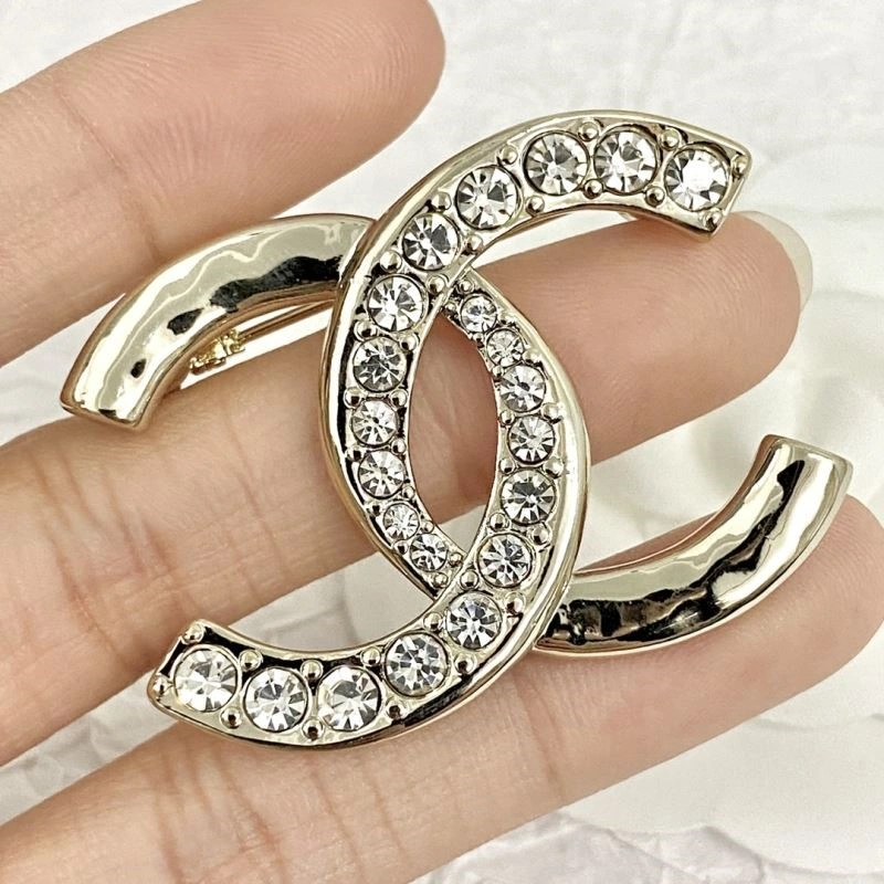 Top mirror Chanel Brooches