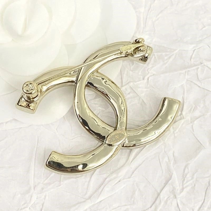 Top mirror Chanel Brooches