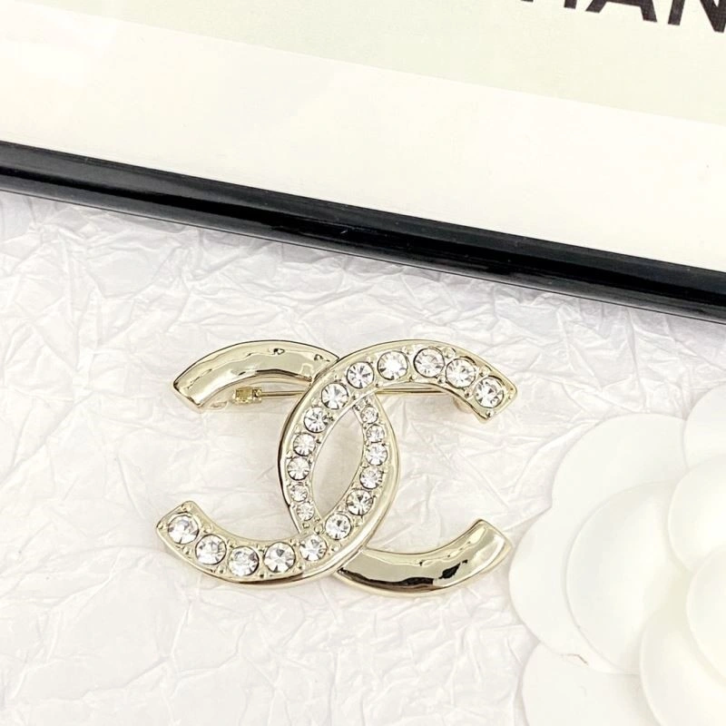 Top mirror Chanel Brooches