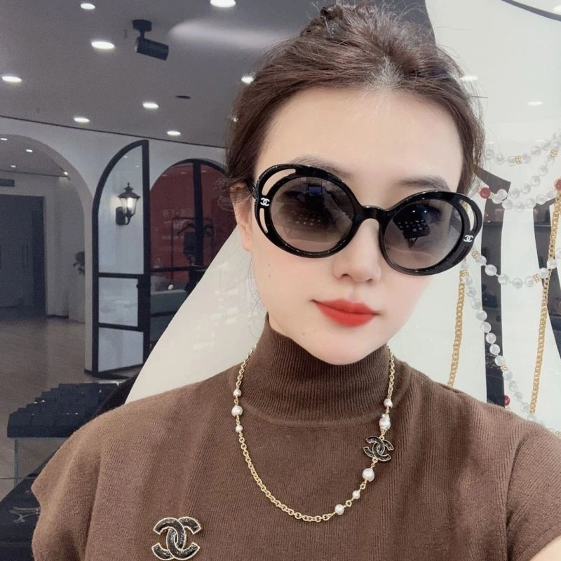 Top match Chanel Brooches