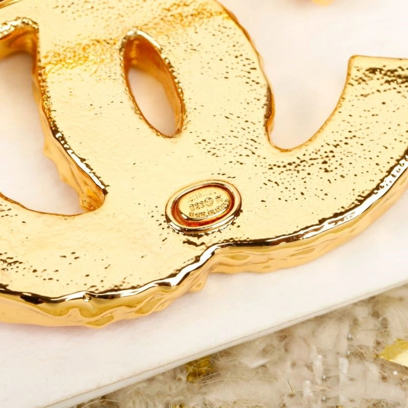 Top match Chanel Brooches