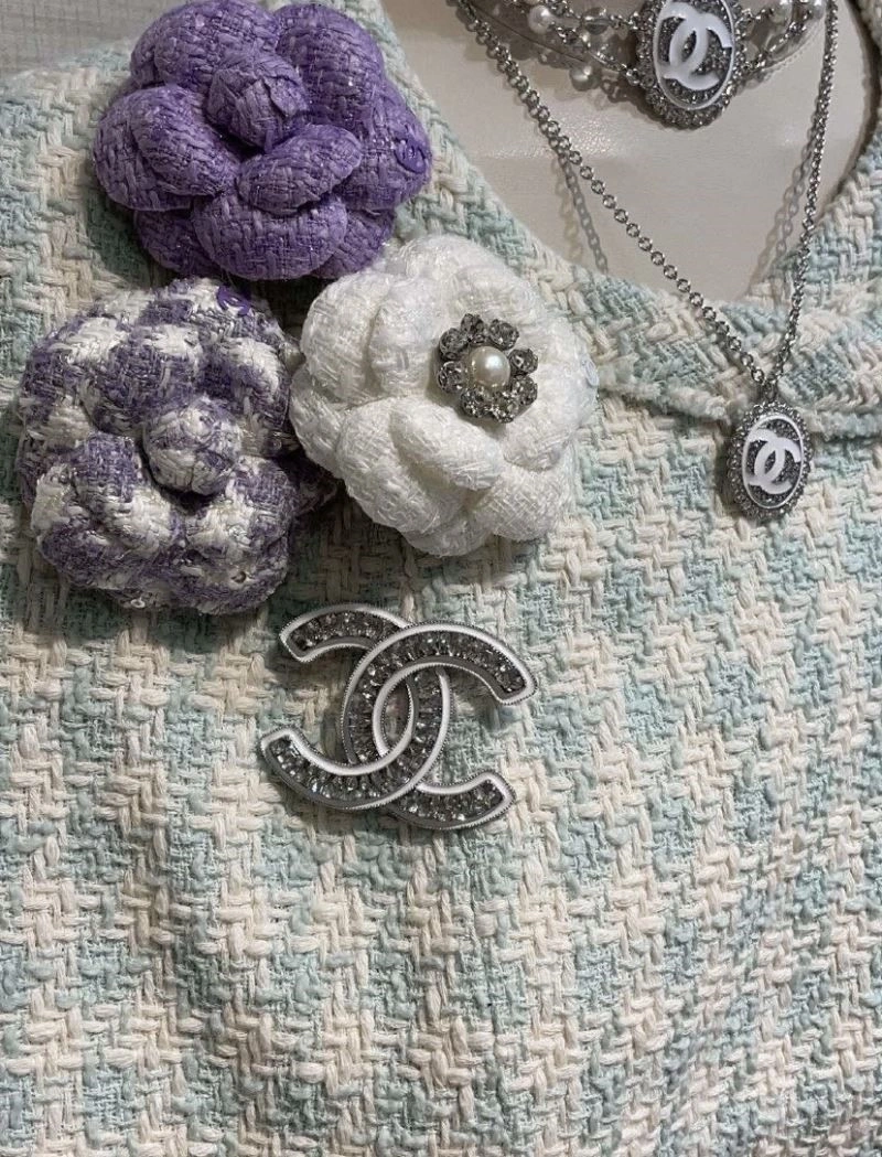 Brand-original Chanel Brooches