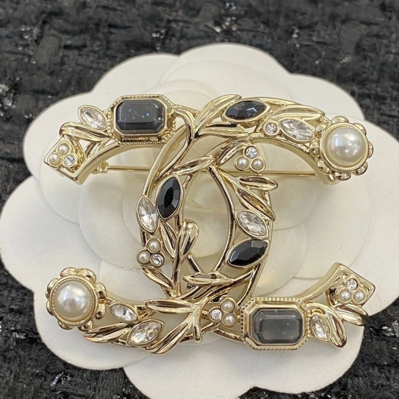 Top match Chanel Brooches