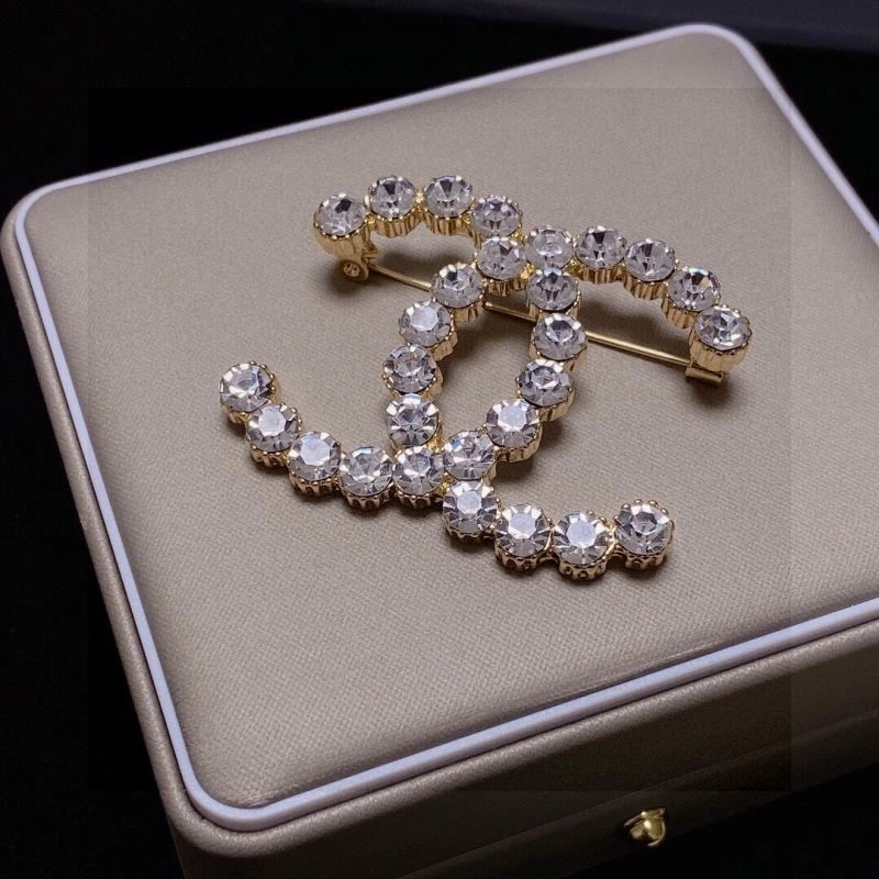 Top mirror Chanel Brooches