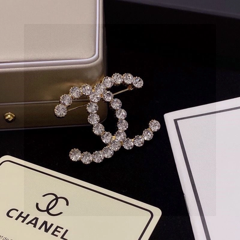 Top mirror Chanel Brooches