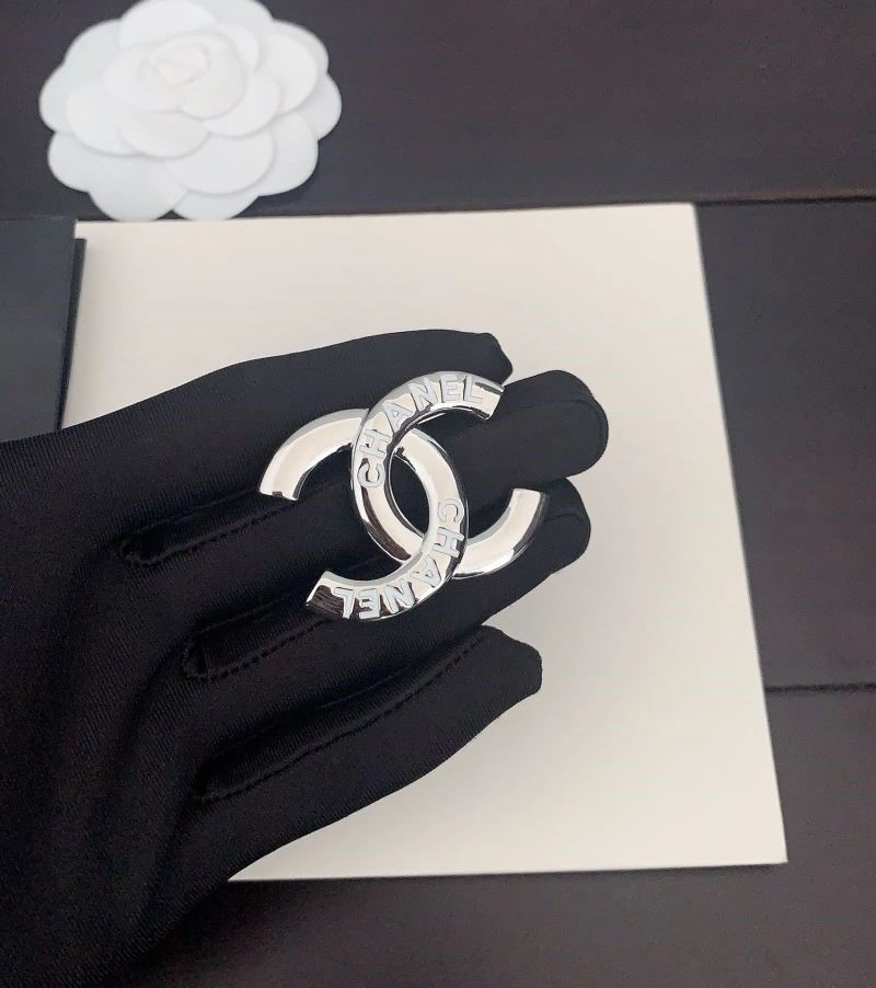 Top mirror Chanel Brooches