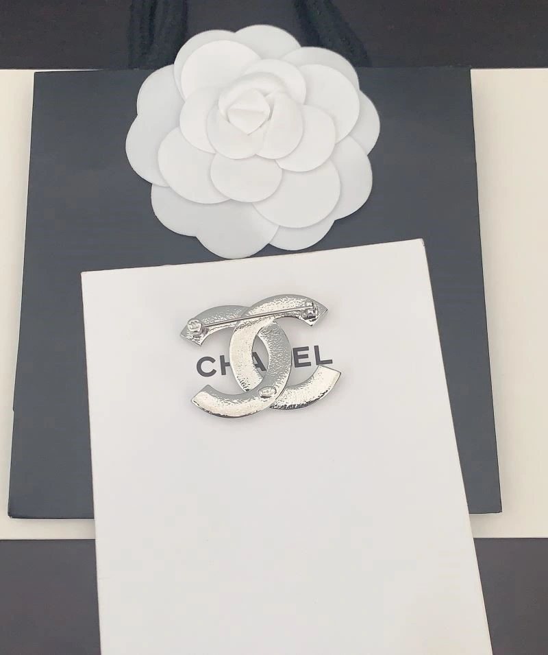 Top mirror Chanel Brooches