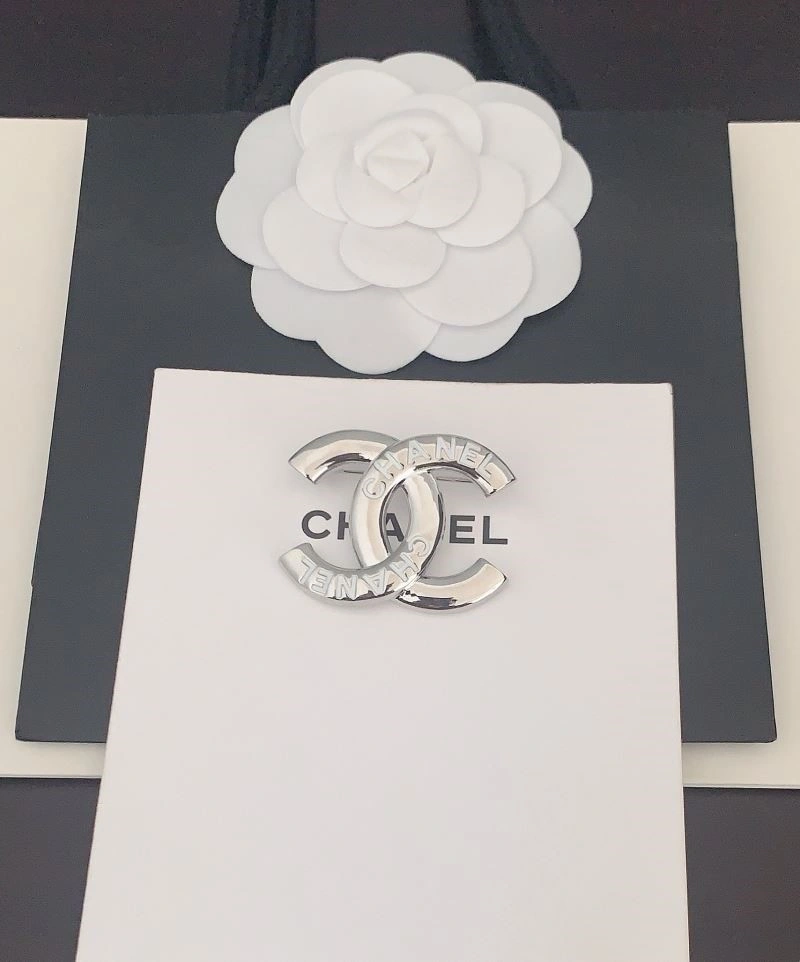 Top mirror Chanel Brooches