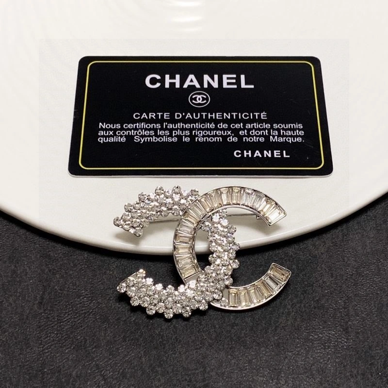 Top mirror Chanel Brooches