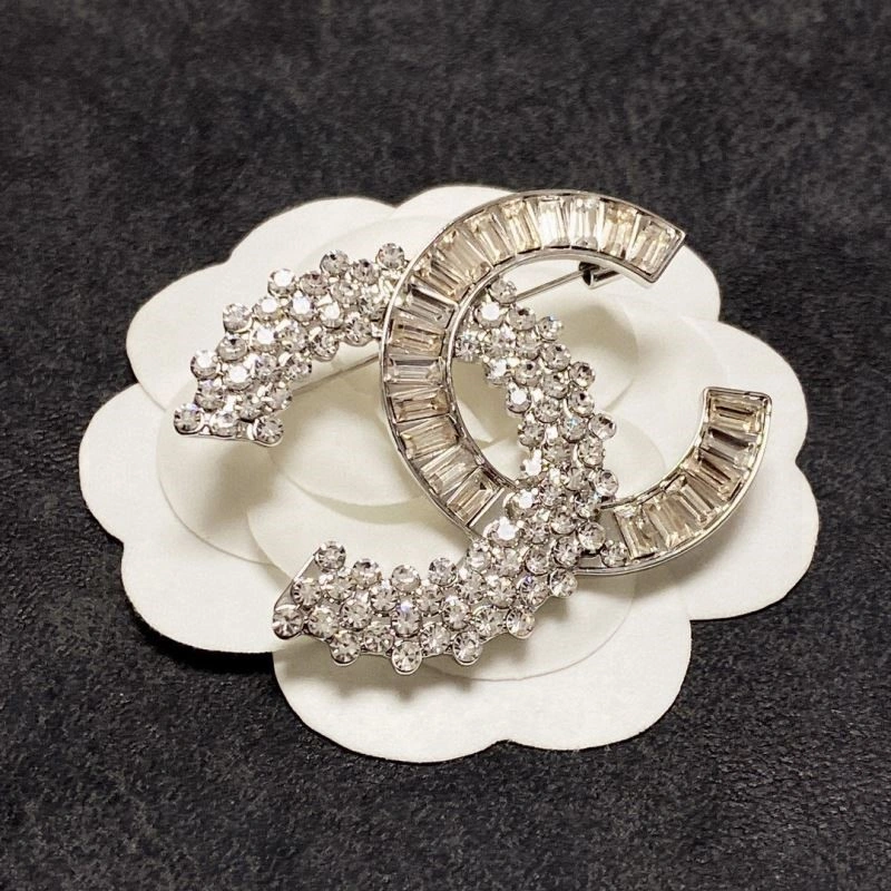 Top mirror Chanel Brooches