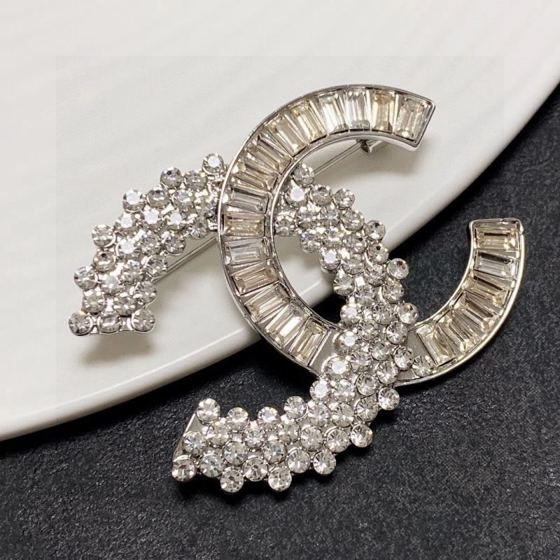 Top mirror Chanel Brooches