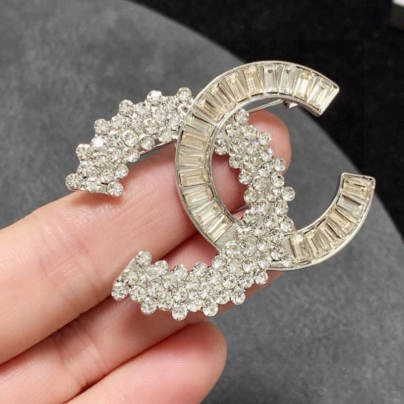 Top mirror Chanel Brooches