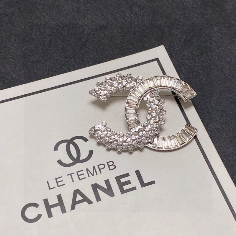 Top mirror Chanel Brooches