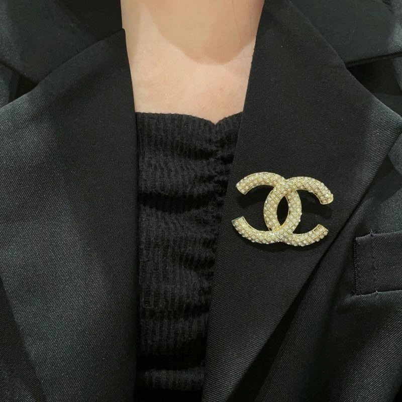 Top match Chanel Brooches