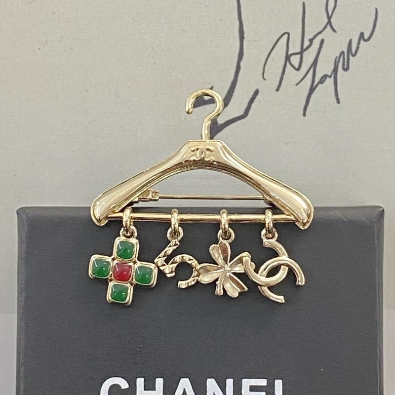 Top match Chanel Brooches
