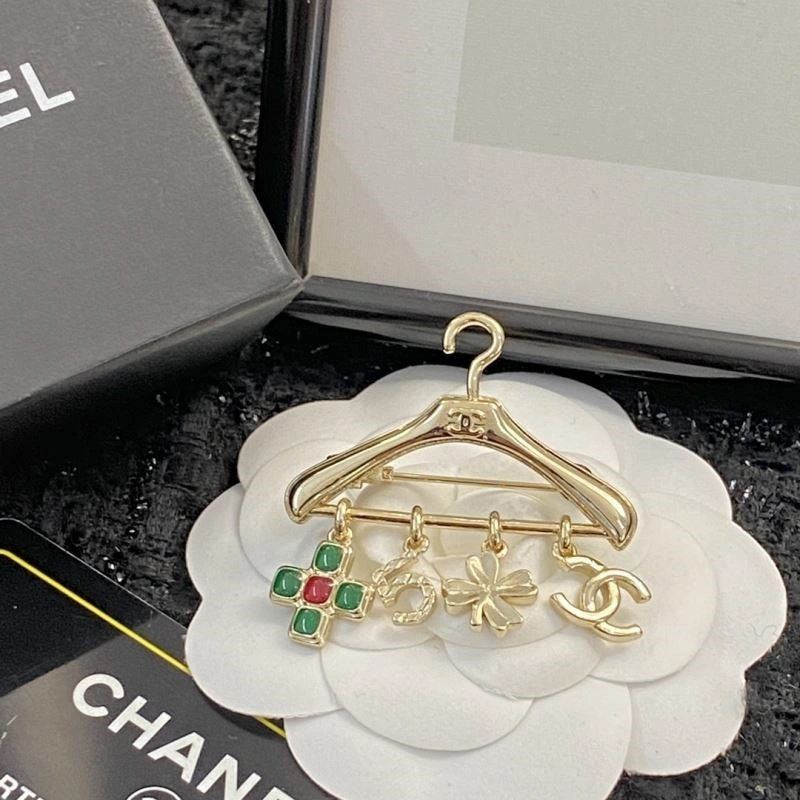 Top match Chanel Brooches