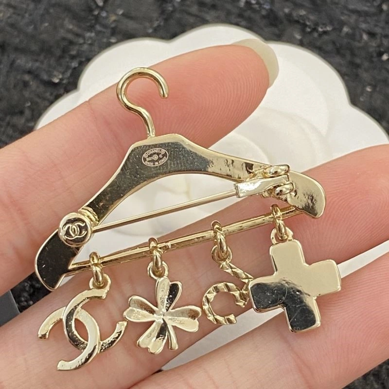 Top match Chanel Brooches