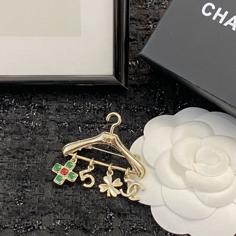 Top match Chanel Brooches