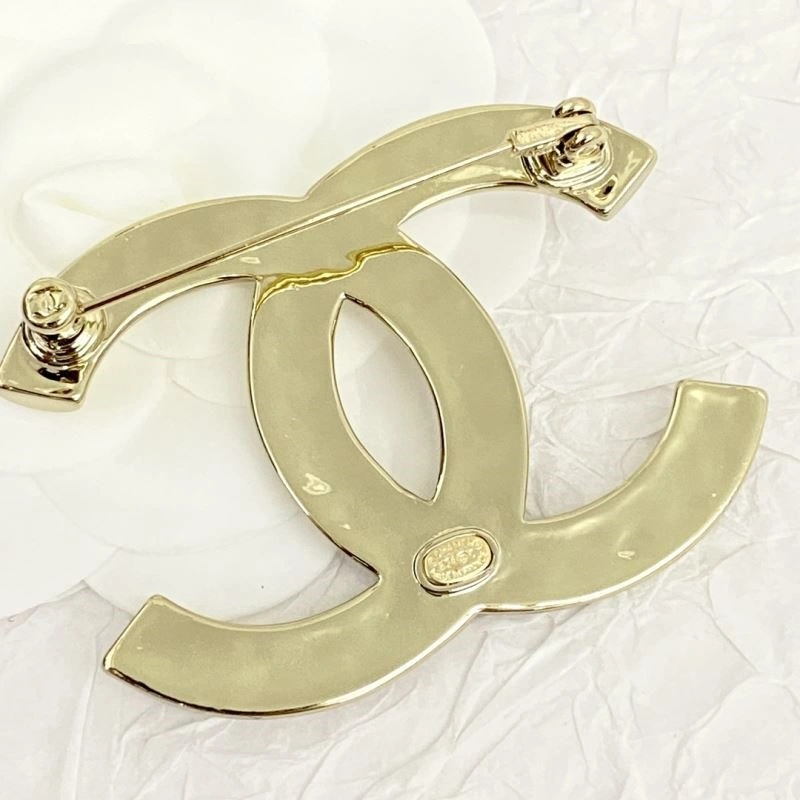 Top mirror Chanel Brooches