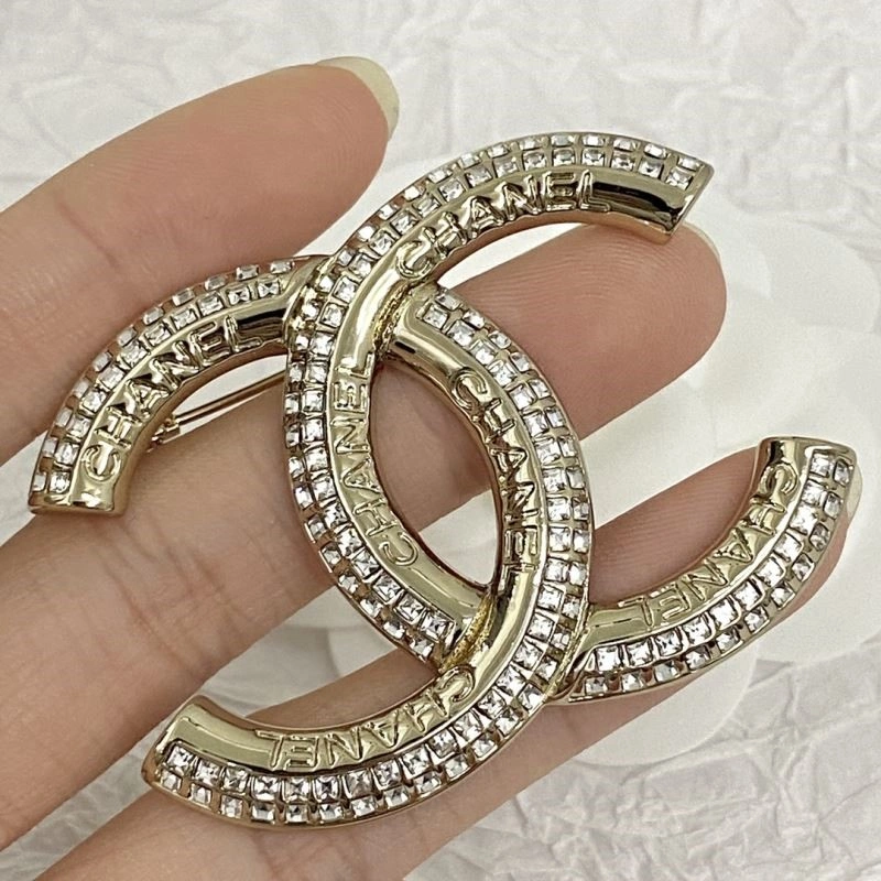 Top mirror Chanel Brooches