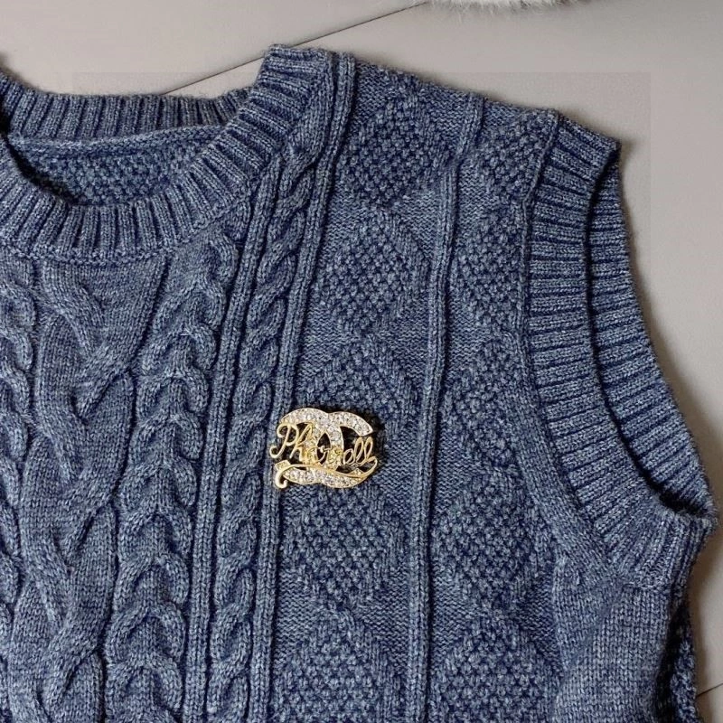 Top mirror Chanel Brooches