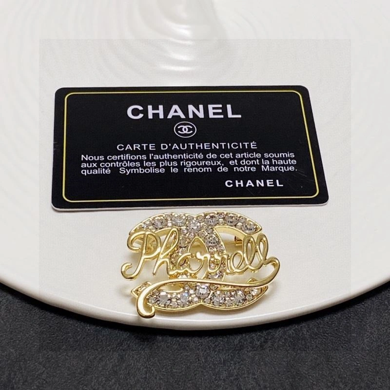 Top mirror Chanel Brooches