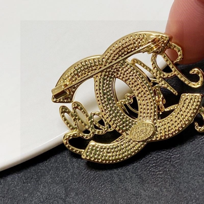 Top mirror Chanel Brooches