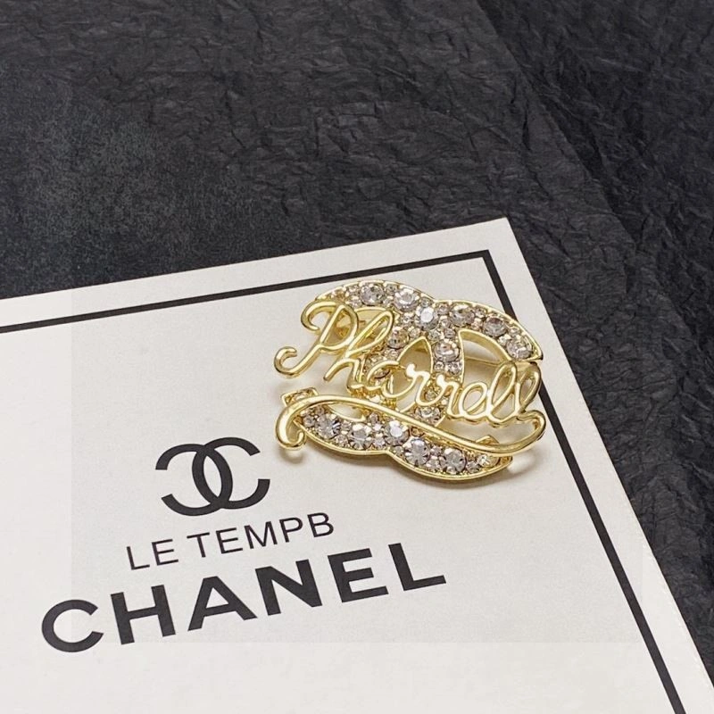 Top mirror Chanel Brooches