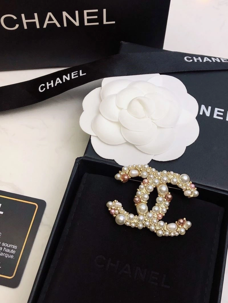 Top match Chanel Brooches