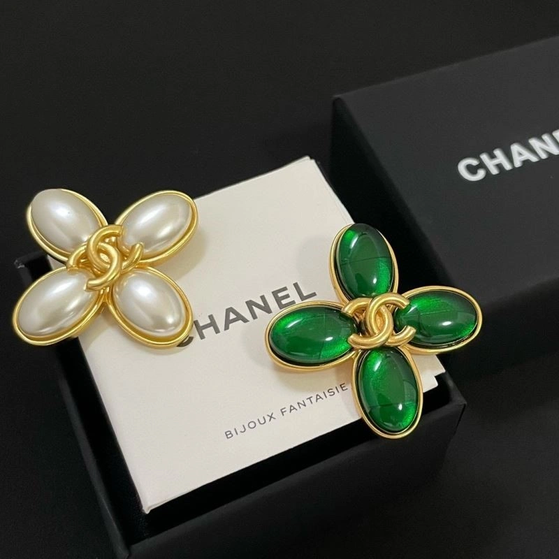 Top mirror Chanel Brooches