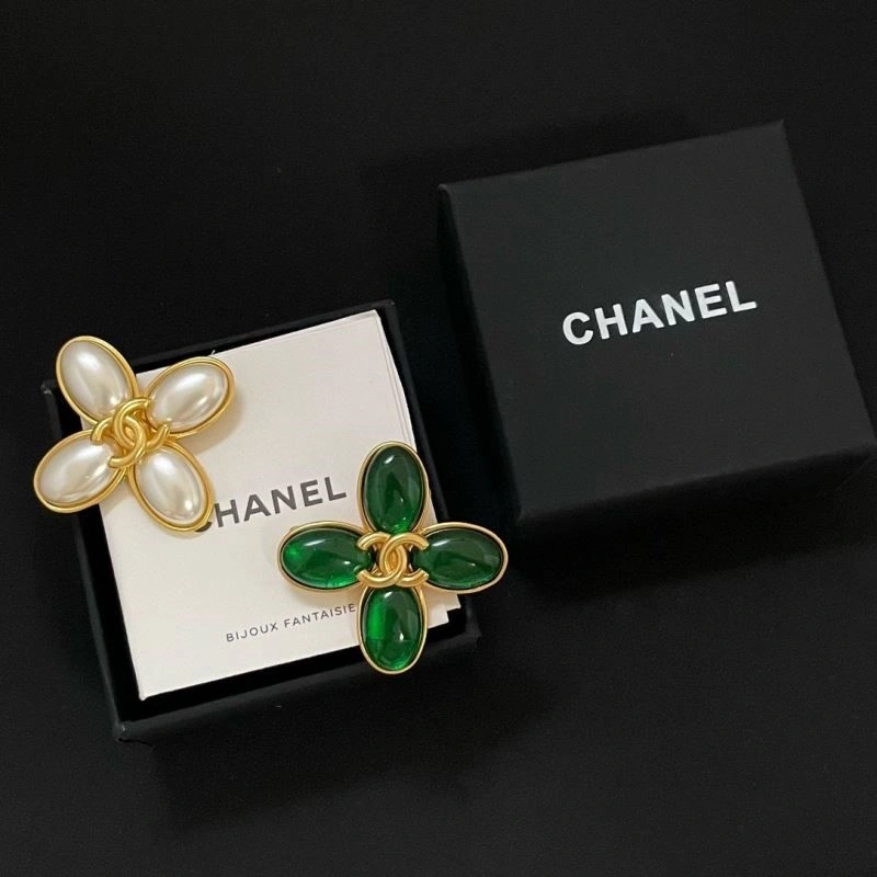 Top mirror Chanel Brooches