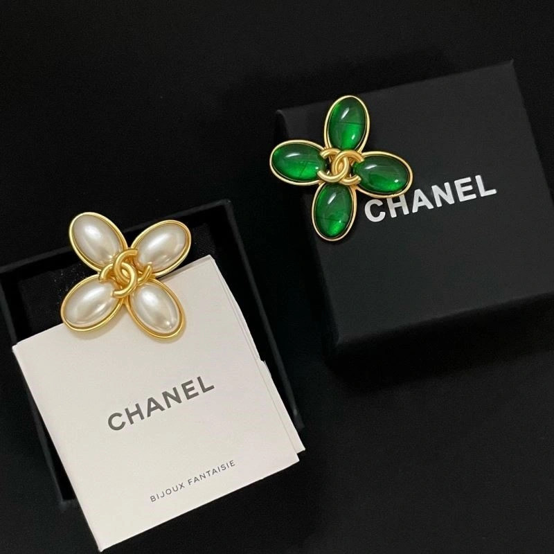 Top mirror Chanel Brooches