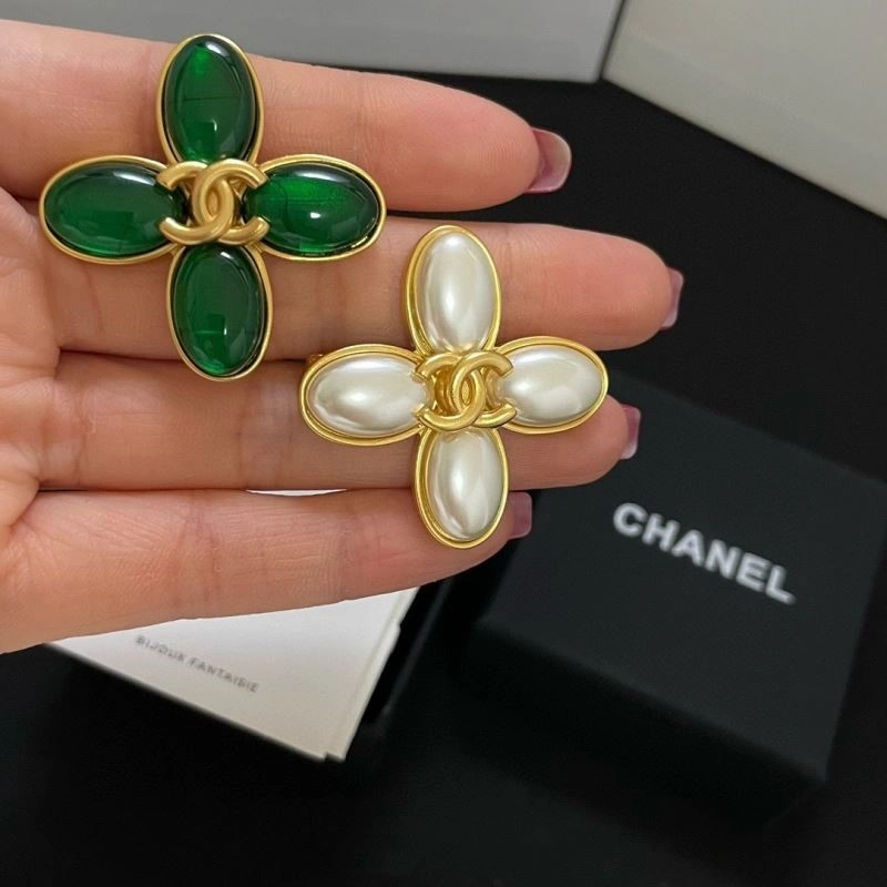 Top mirror Chanel Brooches
