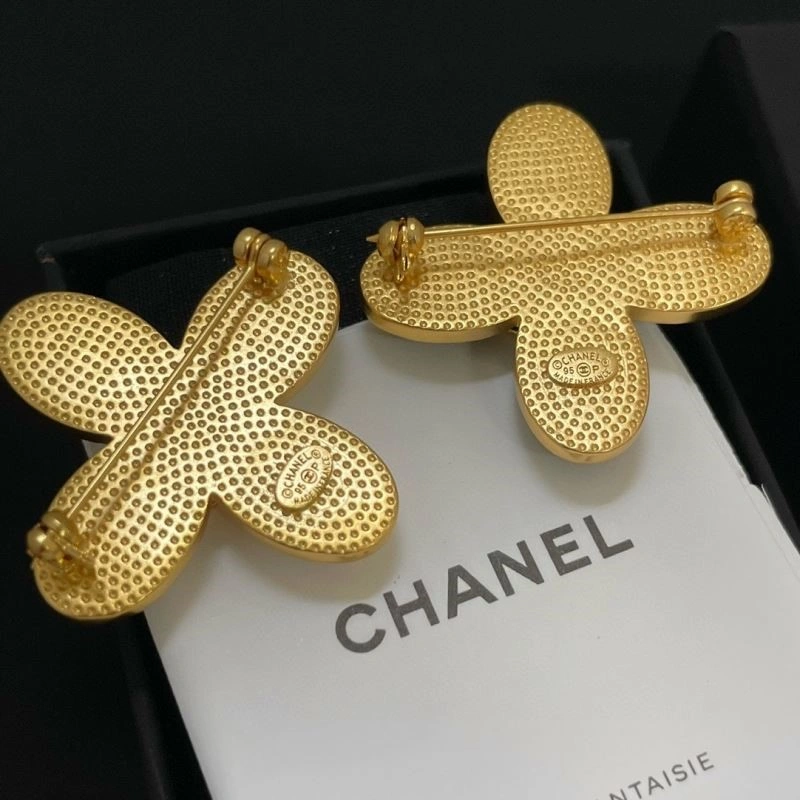 Top mirror Chanel Brooches