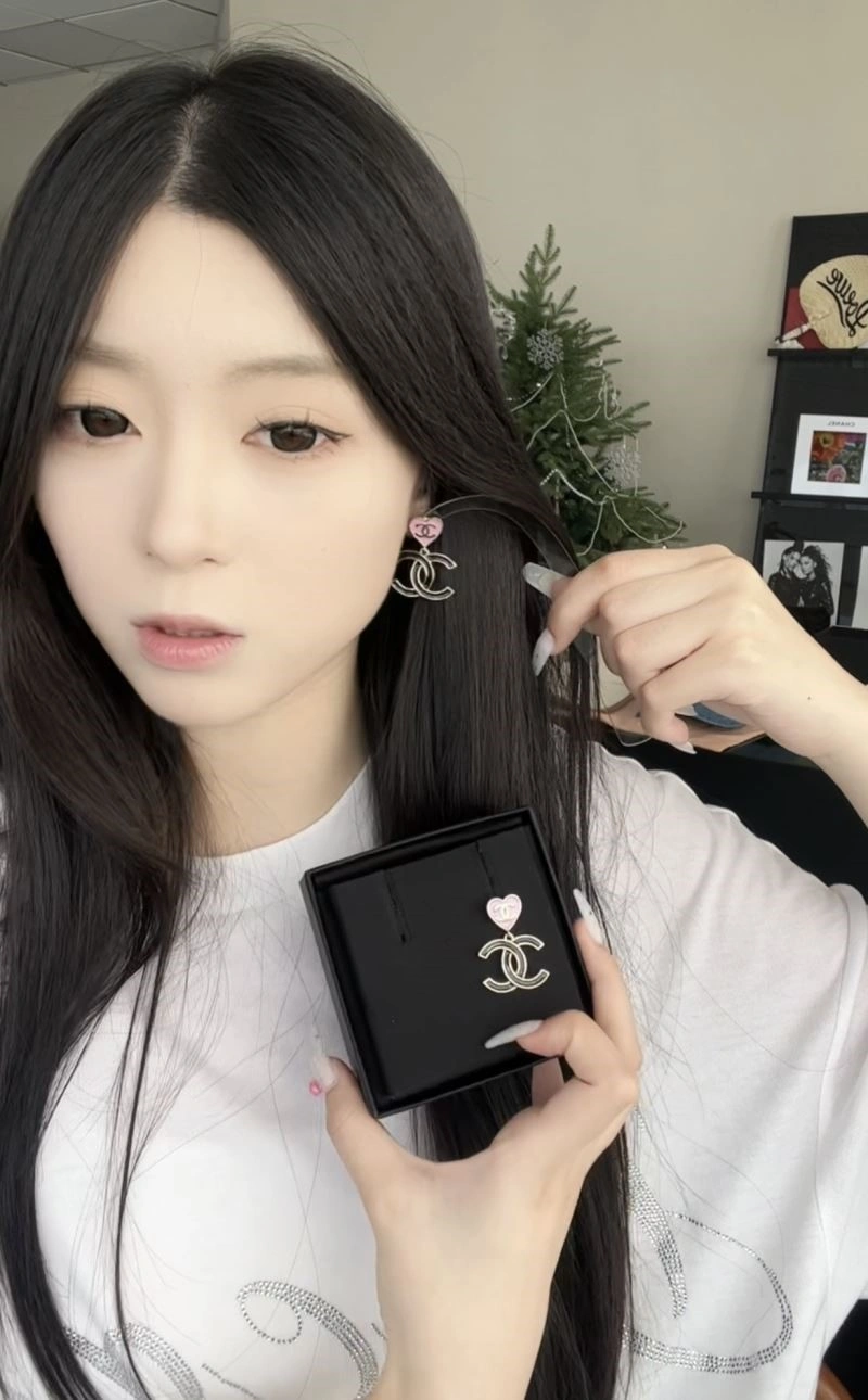 Top match Chanel Brooches