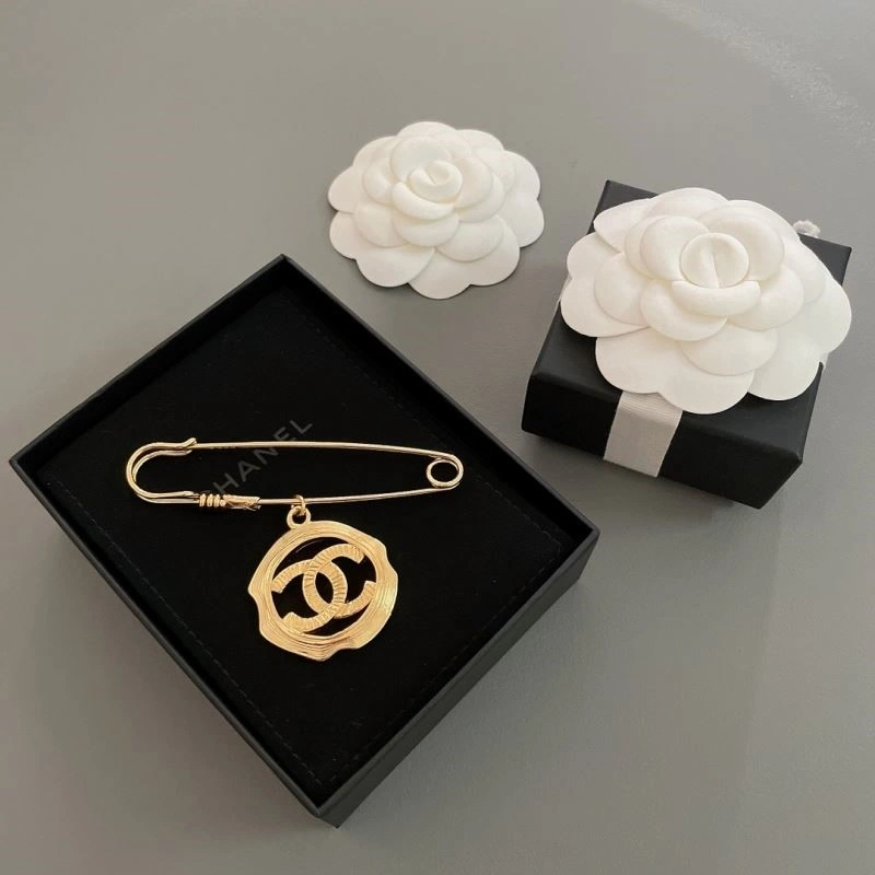 Low-cost Chanel Brooches